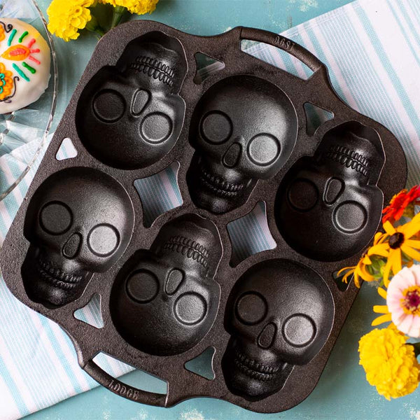 IN STOCK NOW LODGE Skull Mini Cake Pan – Counseltron.com